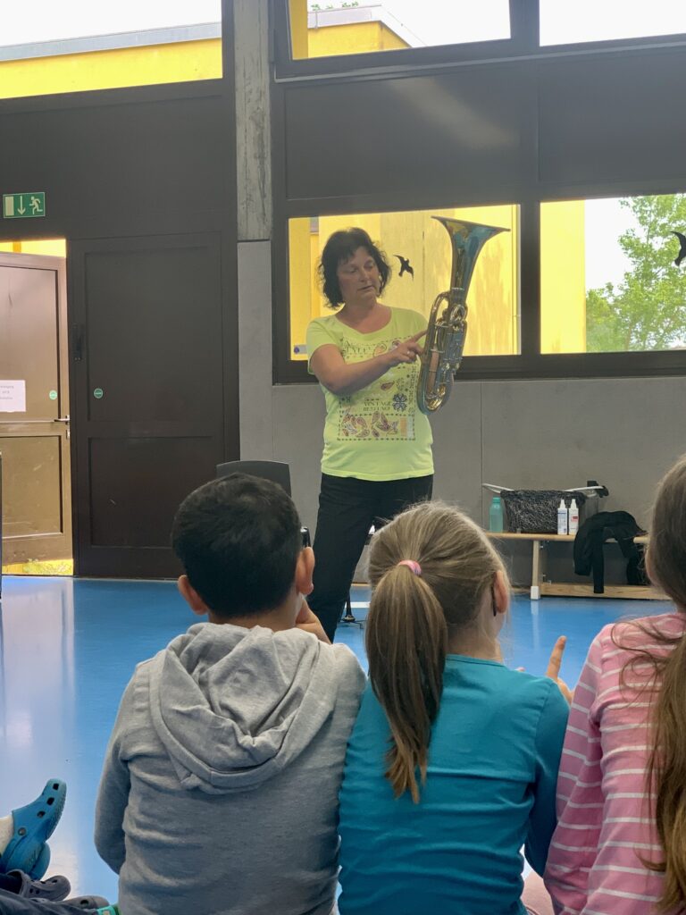 Zusammenarbeit mit der Grundschule – die Bläserklasse – Kath. Kirchenmusik Heidesheim